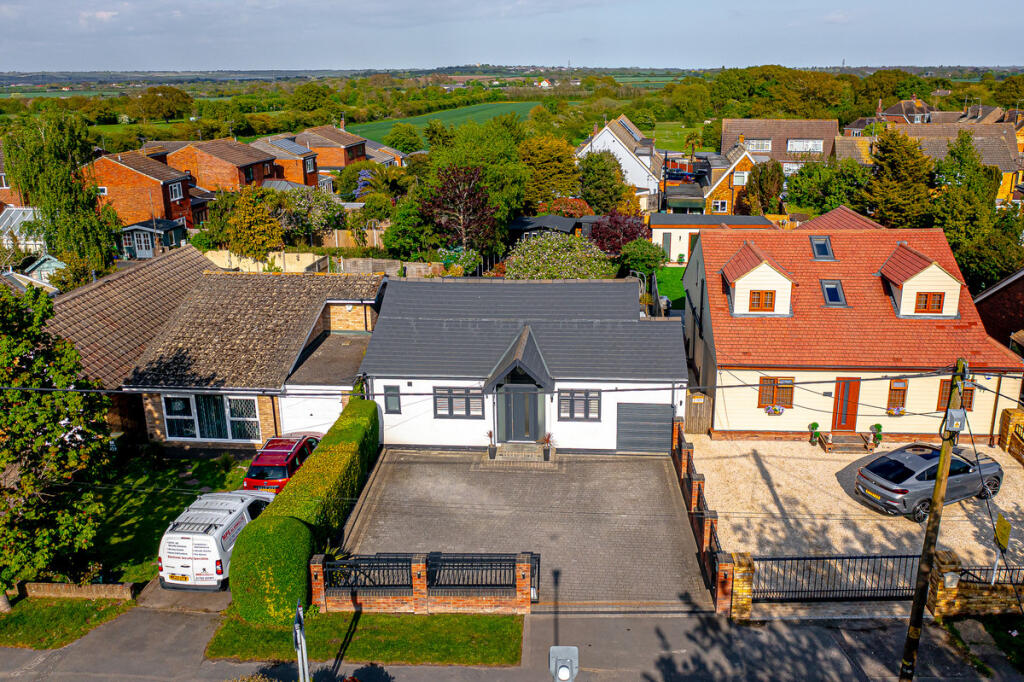 3 bedroom detached bungalow for sale in Ashingdon Road, Rochford, SS4