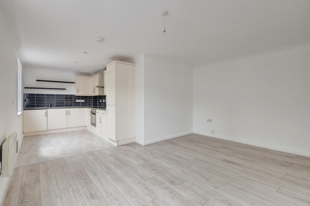 2 bedroom flat for sale in High Road, Benfleet, SS7