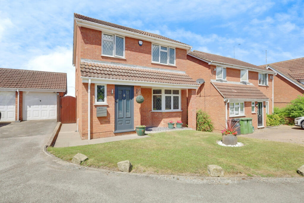 3 bedroom detached house for sale in Biddenden Court, Basildon, SS13