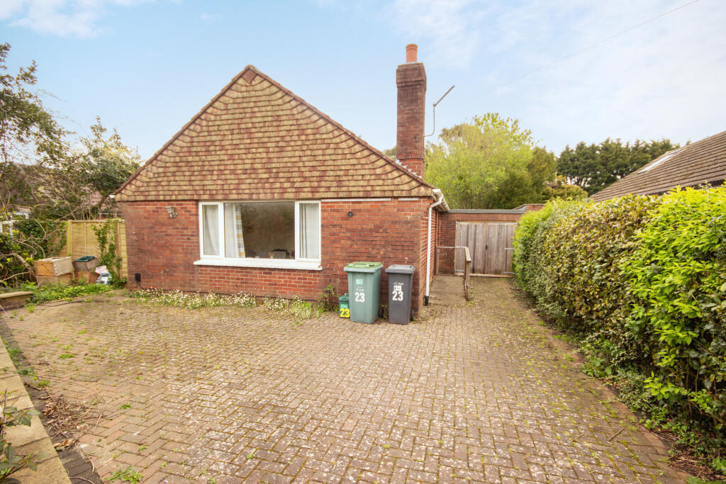 3 bedroom bungalow for sale in Nodes Road, Cowes, PO31