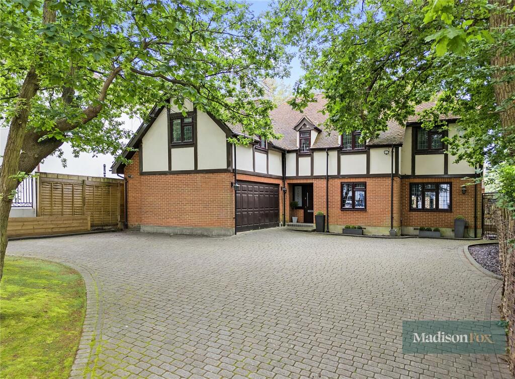5 bedroom detached house for sale in Manor Road, Chigwell, Essex, IG7