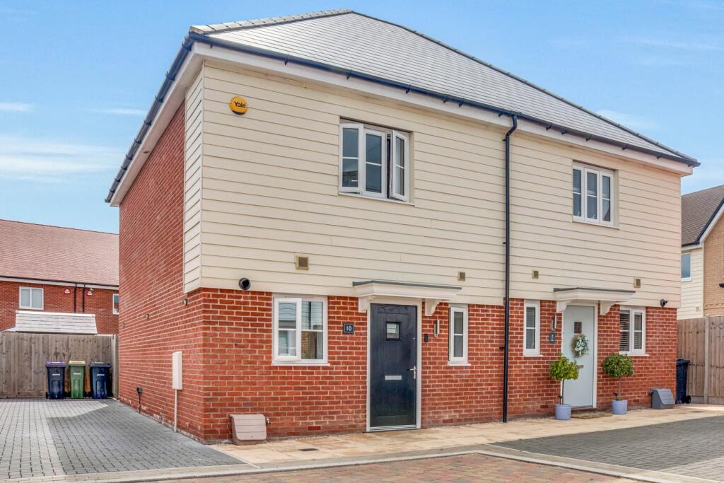 2 bedroom semi-detached house for sale in Alice Gardens, Rochford, SS4
