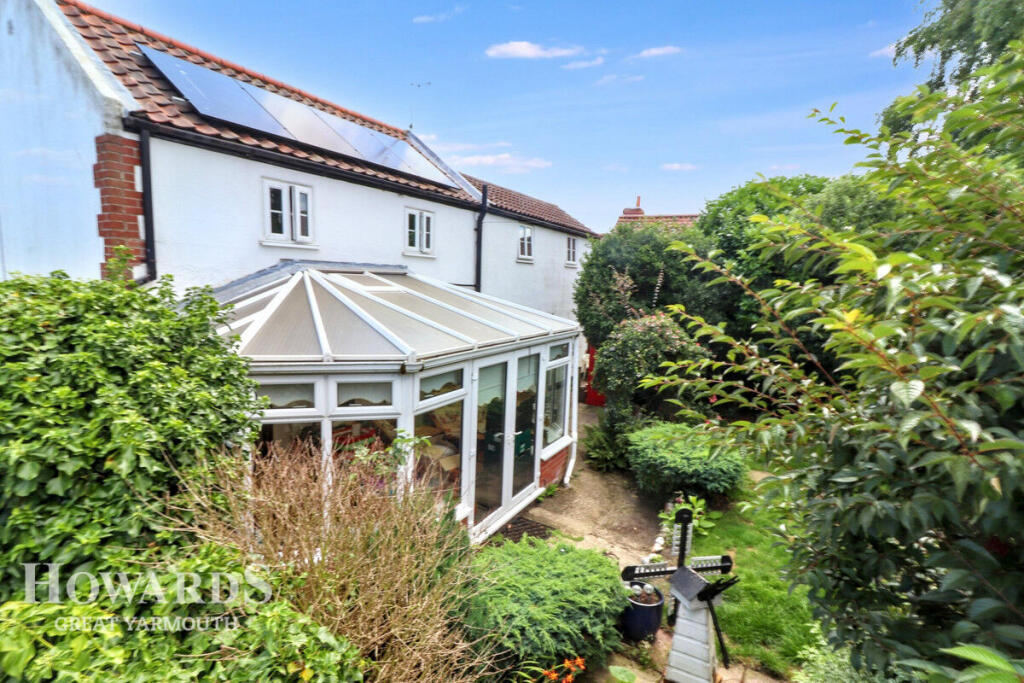 3 bedroom cottage for sale in Crossways, Ormesby, NR29