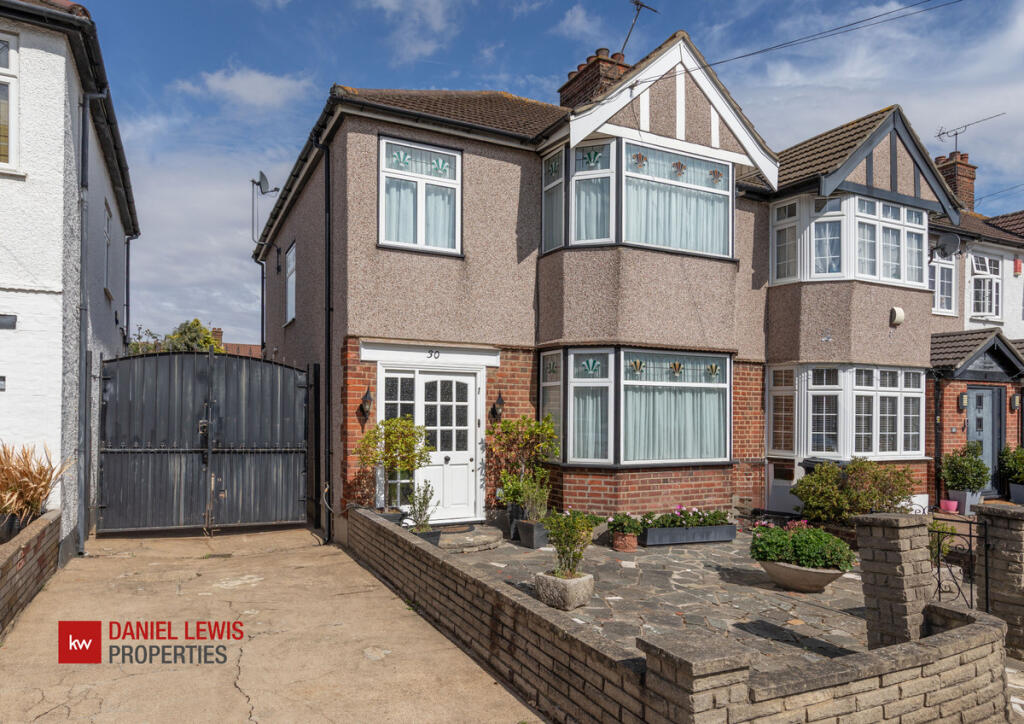 3 bedroom end of terrace house for sale in Oakleafe Gardens, Ilford, IG6