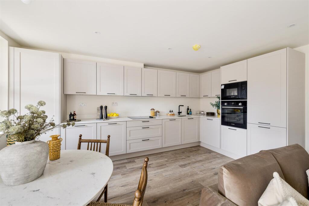 1 bedroom apartment for sale in Bulwer Road, London, E11