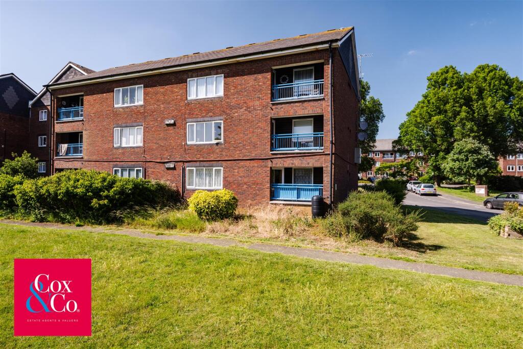 3 bedroom flat for sale in Ingram Crescent East, Hove, BN3