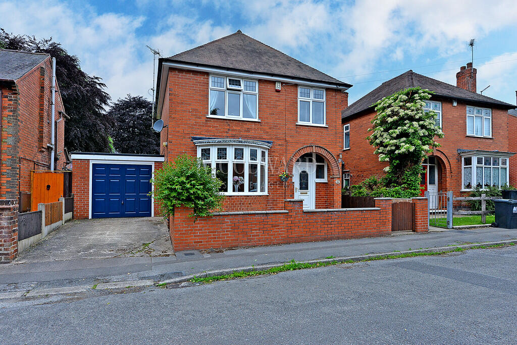 3 bedroom detached house for sale in Meadow Road, Ripley, DE5