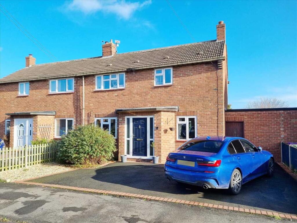 3 bedroom semi-detached house for sale in Newton Way, Sleaford, NG34