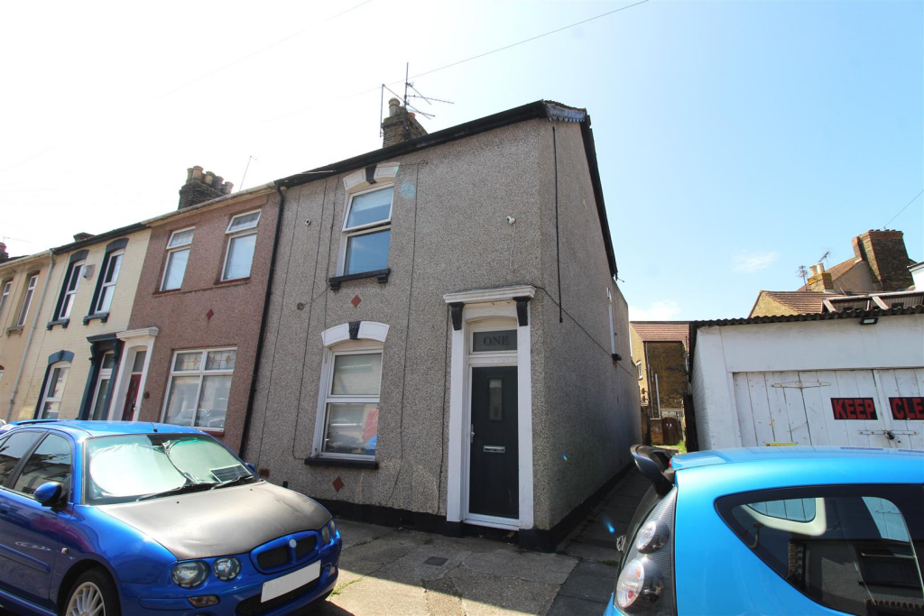 3 bedroom end of terrace house for sale in Ranelagh Road, Sheerness, ME12