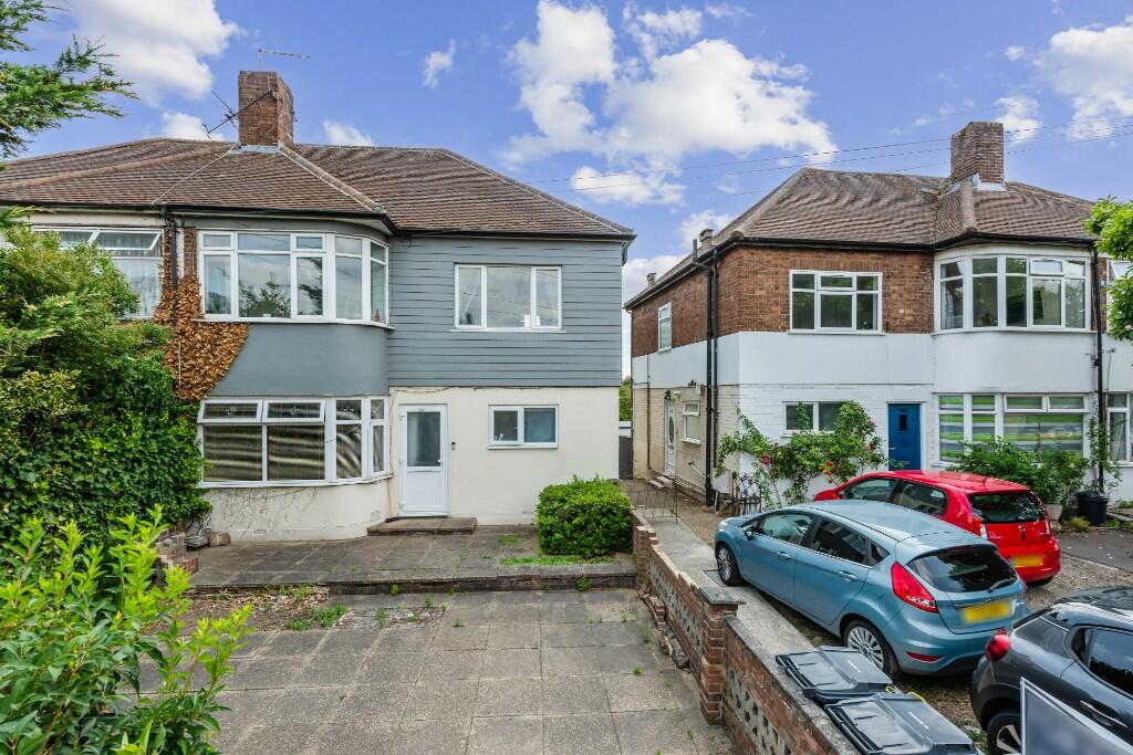 2 bedroom apartment for rent in Chigwell Road, Woodford Green, Essex, IG8