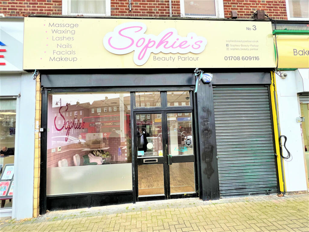 High street retail property to lease in Shop Premises in RM5 3NP, RM5