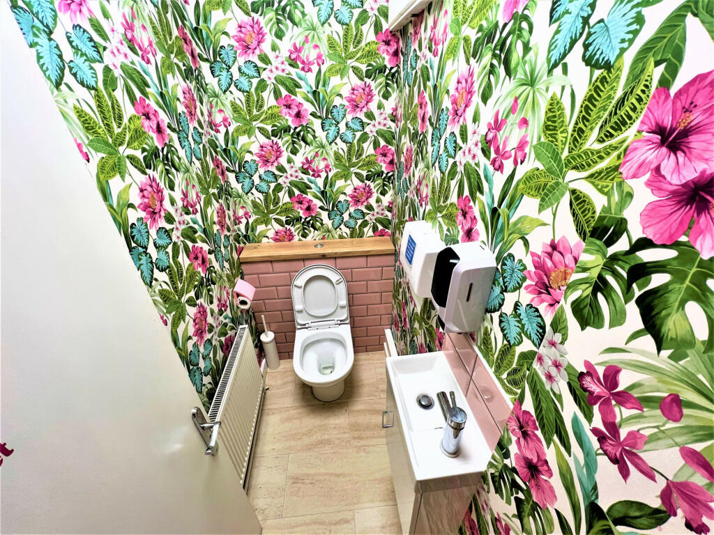 High street retail property to lease in Shop Premises in RM5 3NP, RM5