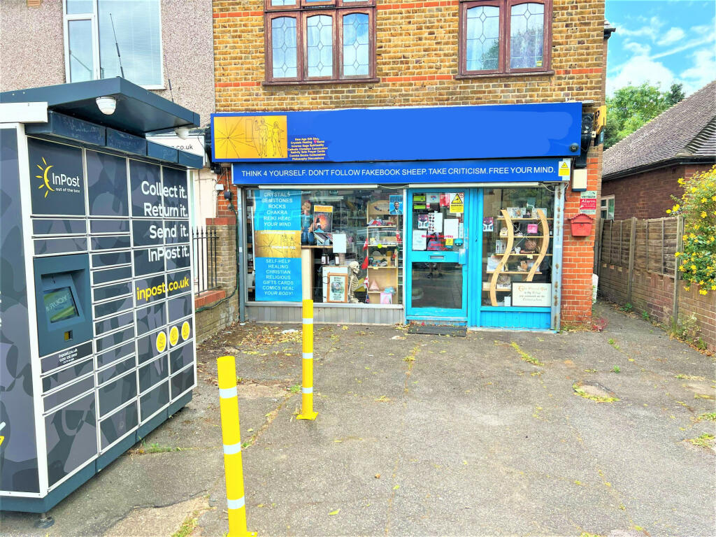 Shop to lease in Forecourt, shop and yard To Let, RM7