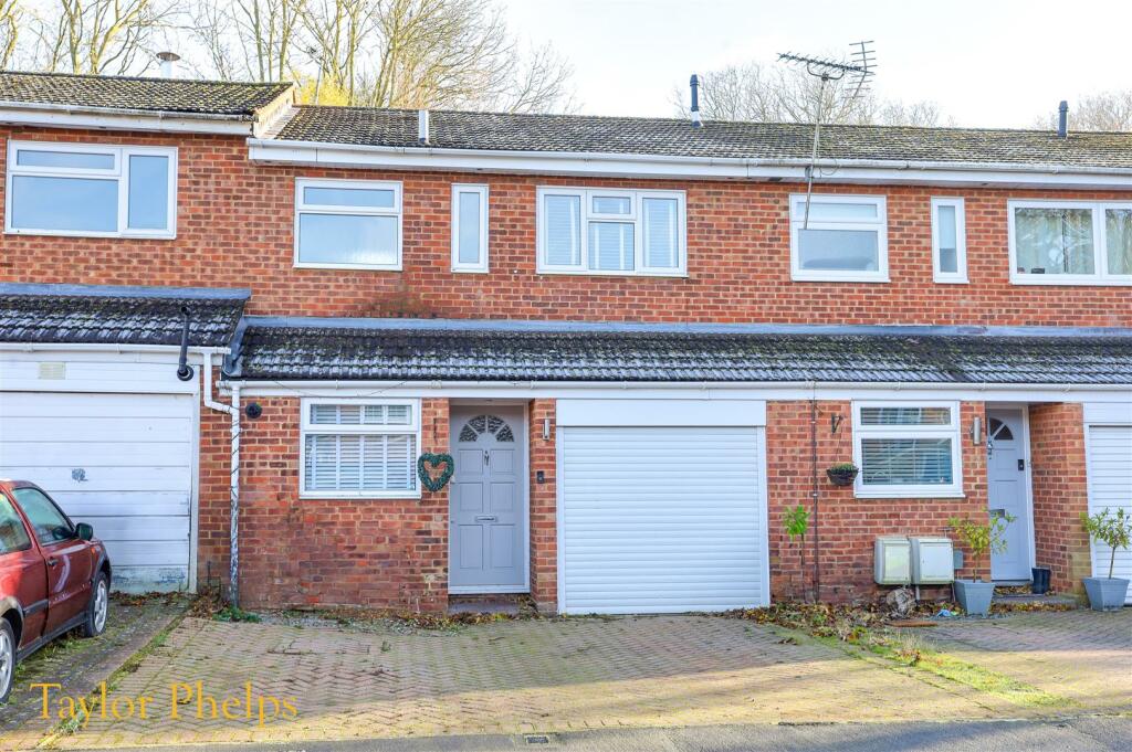 3 bedroom terraced house for rent in Heathgate, Hertford Heath, SG13