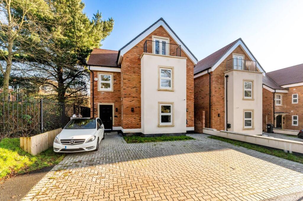 4 bedroom detached house for sale in Upton Park, Berkshire, Slough, SL1