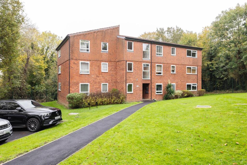 2 bedroom apartment for sale in Bridle Path, Woodford Green, IG8