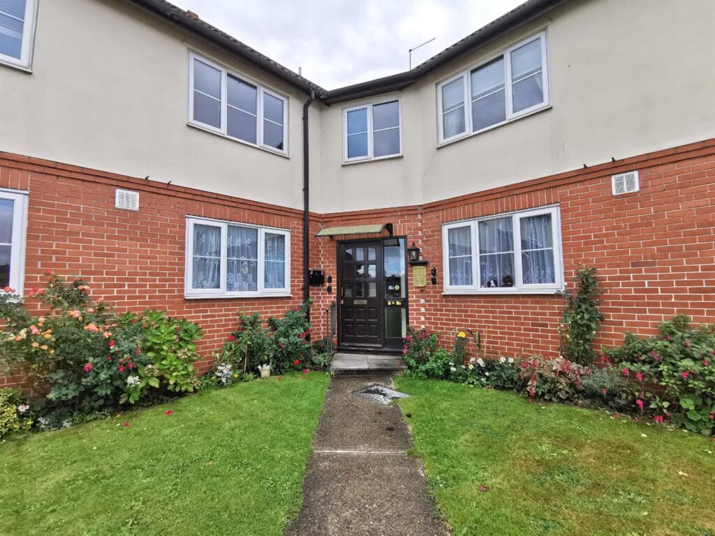 1 bedroom apartment for sale in Kensington Court, Essex, RM17