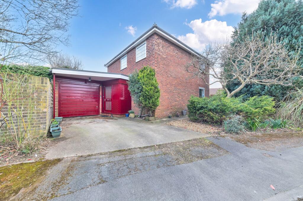 3 bedroom detached house for sale in Rayners Close, Fowlmere, SG8