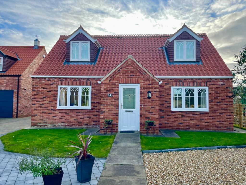 3 bedroom detached bungalow for sale in Pastures Grove, Hatfield ...