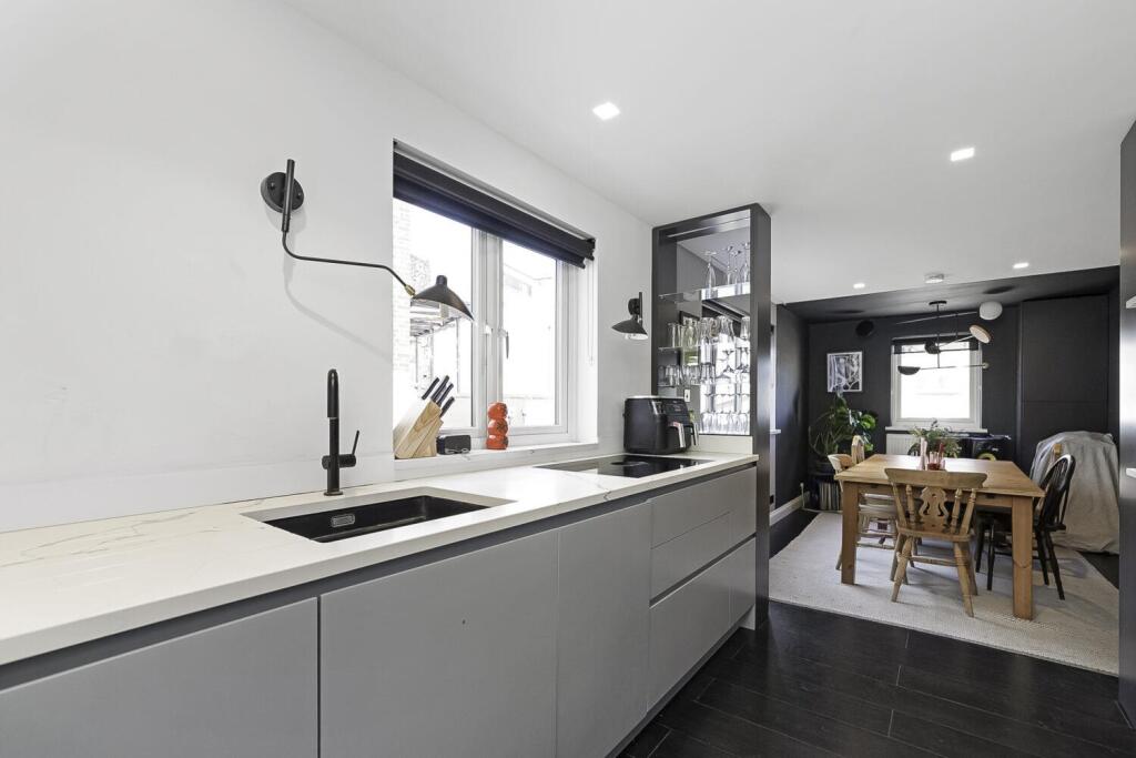 2 bedroom maisonette for sale in Brockley Rise, Forest Hill, London, SE23
