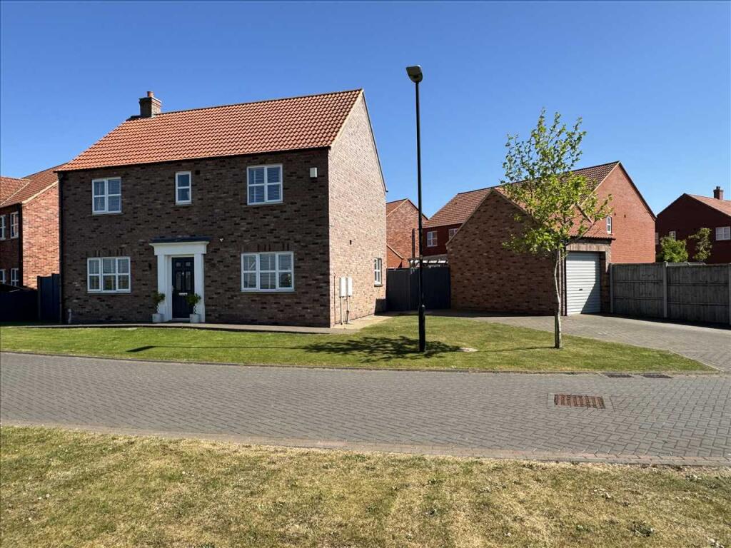 4 bedroom detached house for sale in Walnut Lane, Laceby, Grimsby, DN37