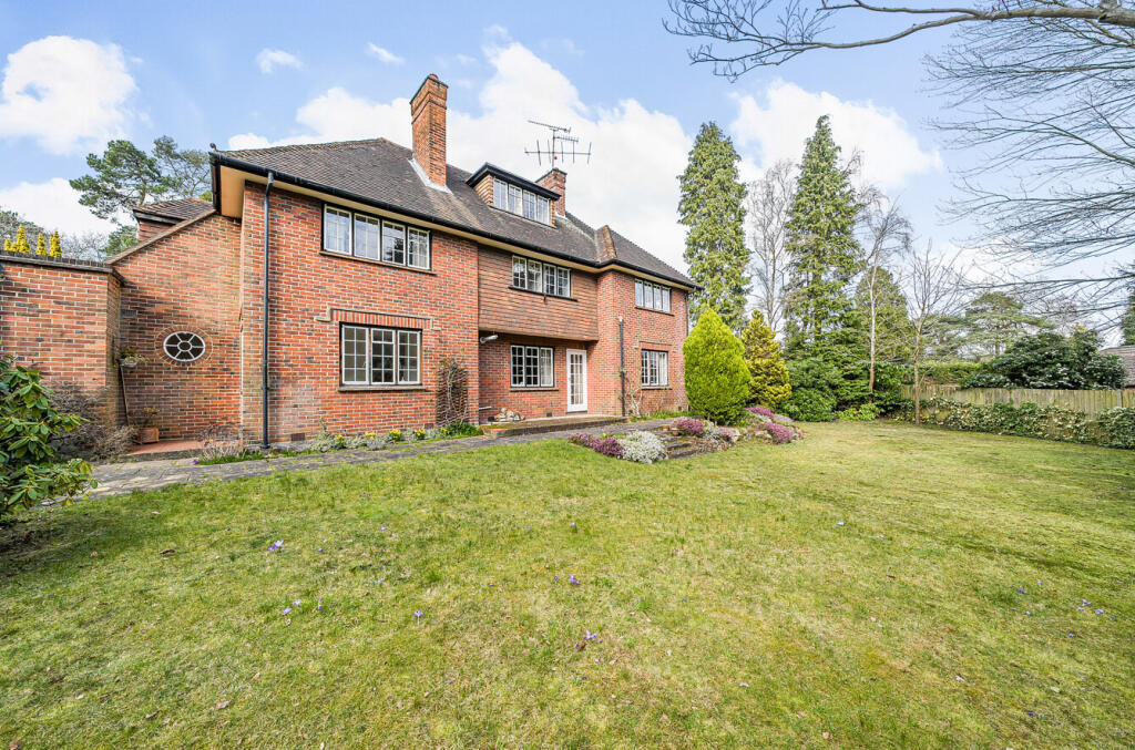 6 bedroom detached house for sale in Walkers Ridge, Camberley, Surrey, GU15