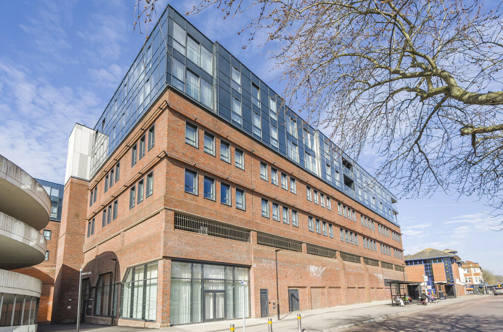 2 bedroom apartment for sale in Pembroke Broadway, Camberley, Surrey, GU15