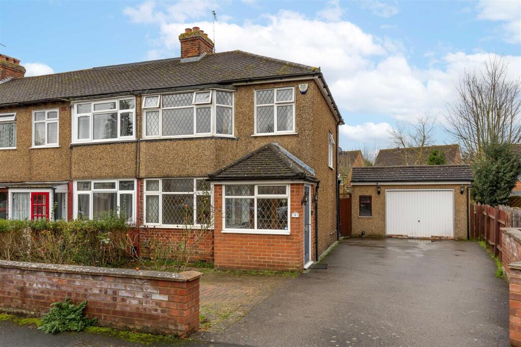 3 bedroom end of terrace house for sale in Holme Close, Hatfield, AL10