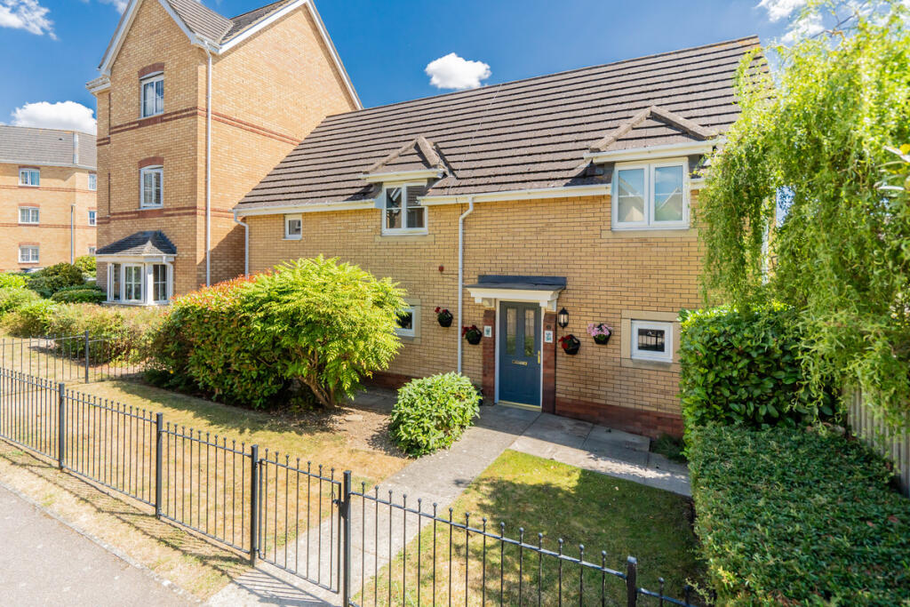 2 bedroom detached house for sale in Avery Close, Leighton Buzzard, LU7