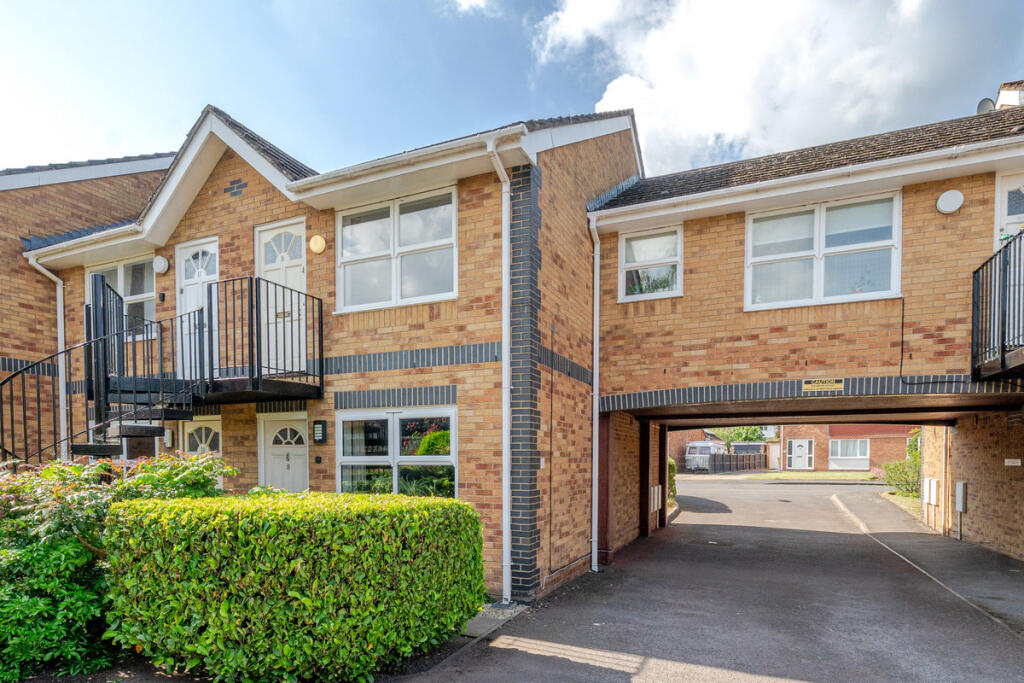 1 bedroom apartment for sale in Oak Manor Drive, Cheltenham, GL52