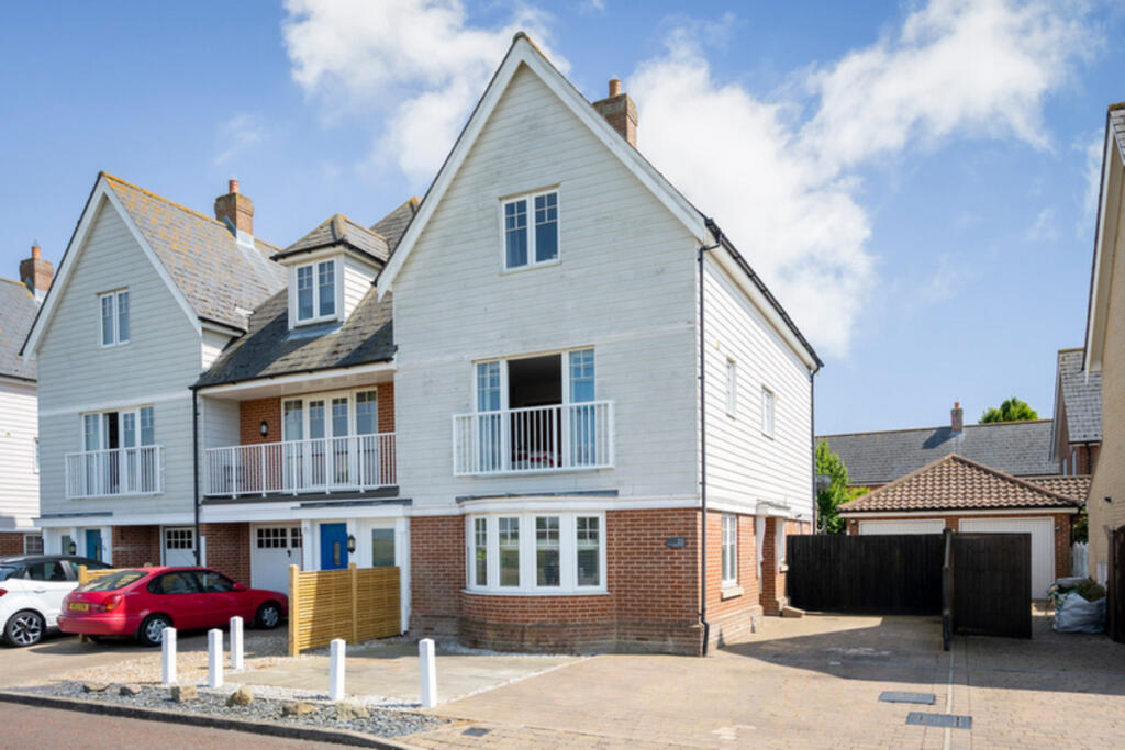 4 bedroom end of terrace house for sale in Glebe View, Colchester, CO5