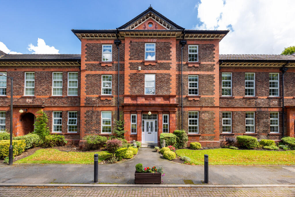 4 bedroom apartment for sale in Bishopton Drive, Macclesfield, SK11
