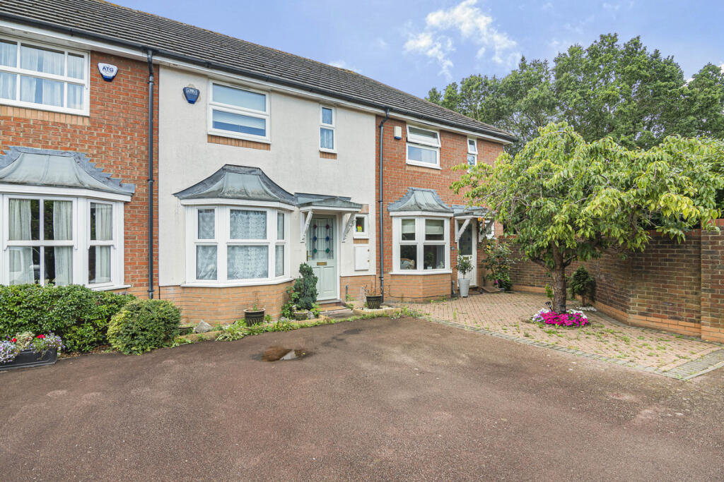 2 bedroom terraced house for sale in Roding Gardens, Loughton, IG10