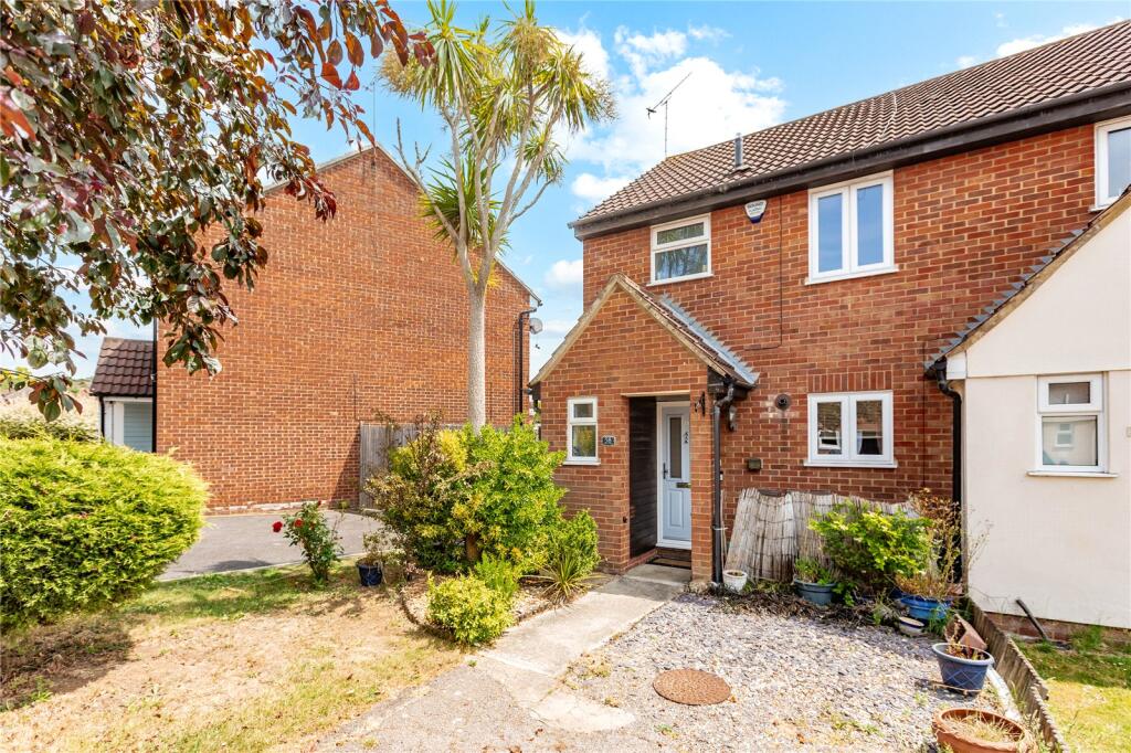 3 bedroom end of terrace house for sale in Roding Way, Wickford, Essex ...