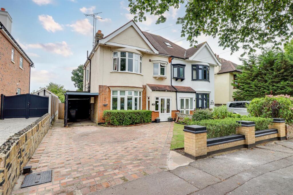 2 bedroom flat for sale in * PARKING AND GARDEN * Southbourne Grove ...