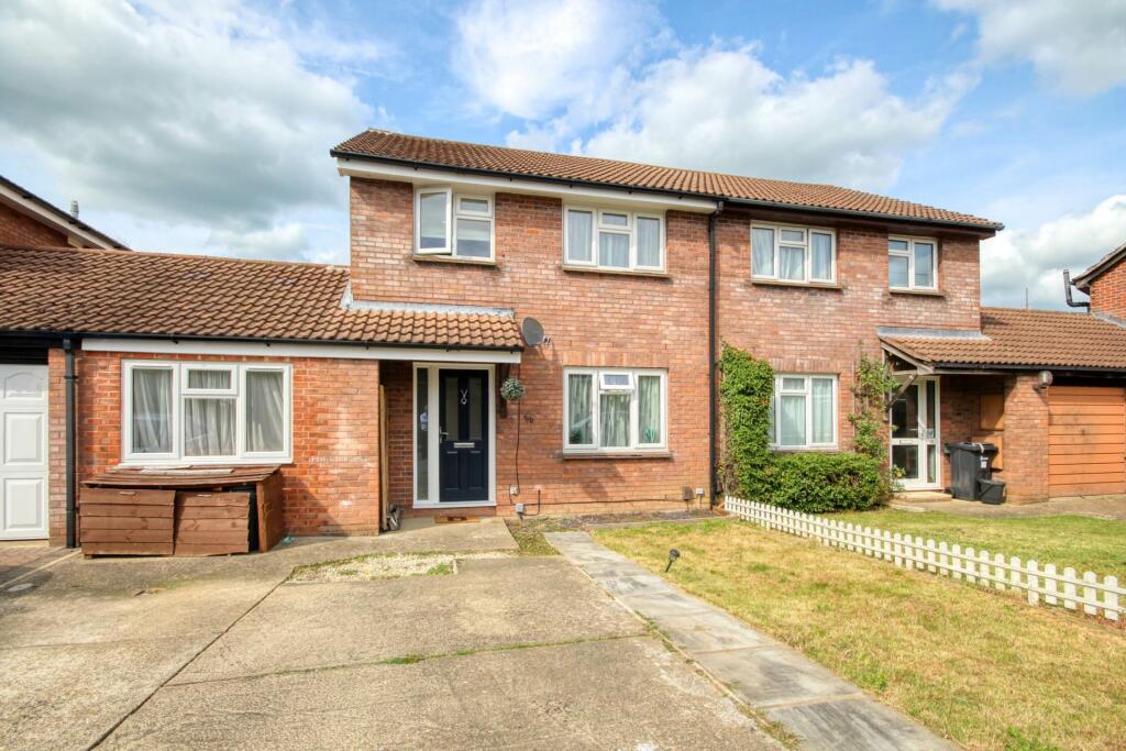 3 Bedroom Semi Detached House For Sale In North Way Wokingham Rg41