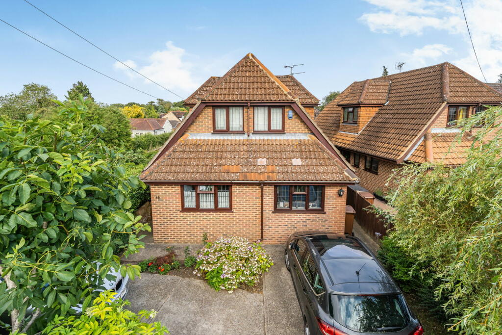 4 bedroom detached house for sale in Spacious Detached Family Home on ...