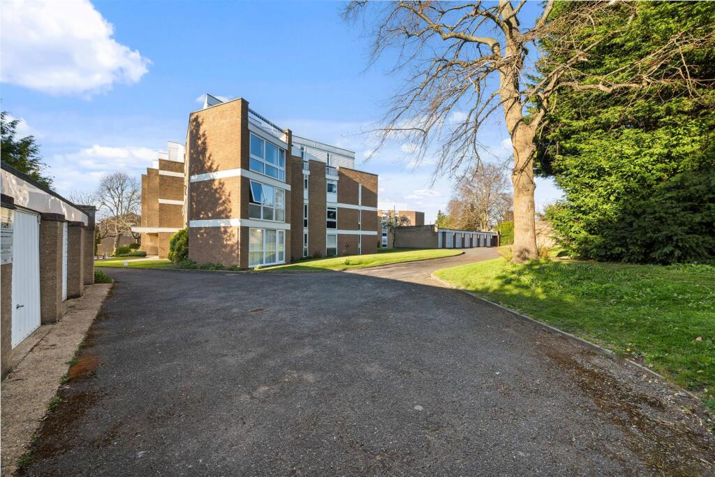 2 bedroom flat for sale in Sutton Heights, Albion Road, South Sutton, SM2