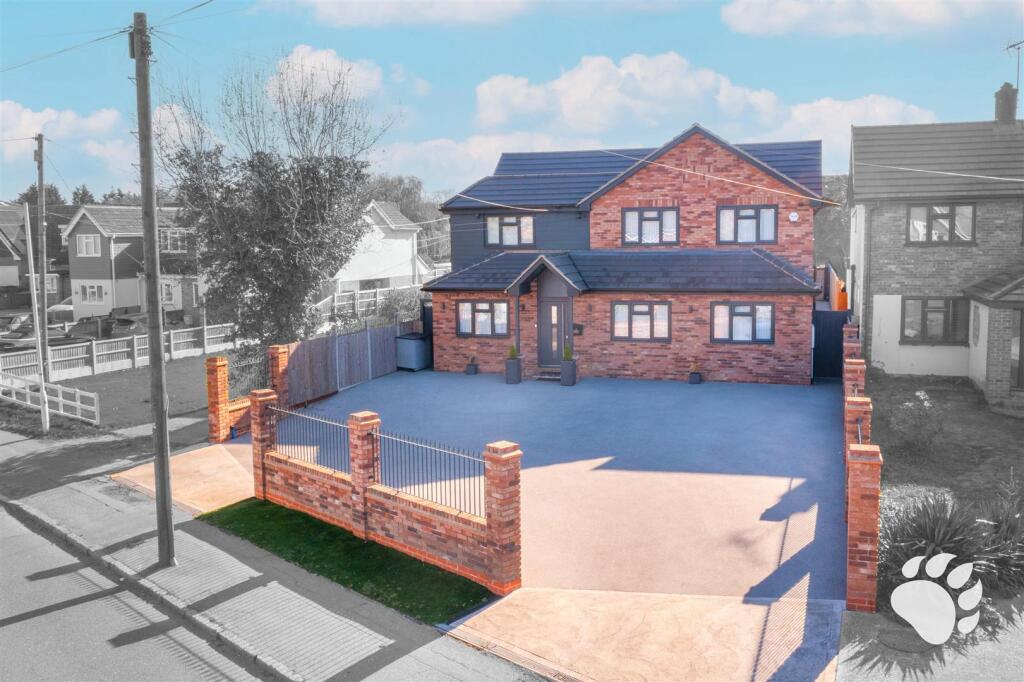 5 bedroom detached house for sale in High Road North, Steeple View, SS15
