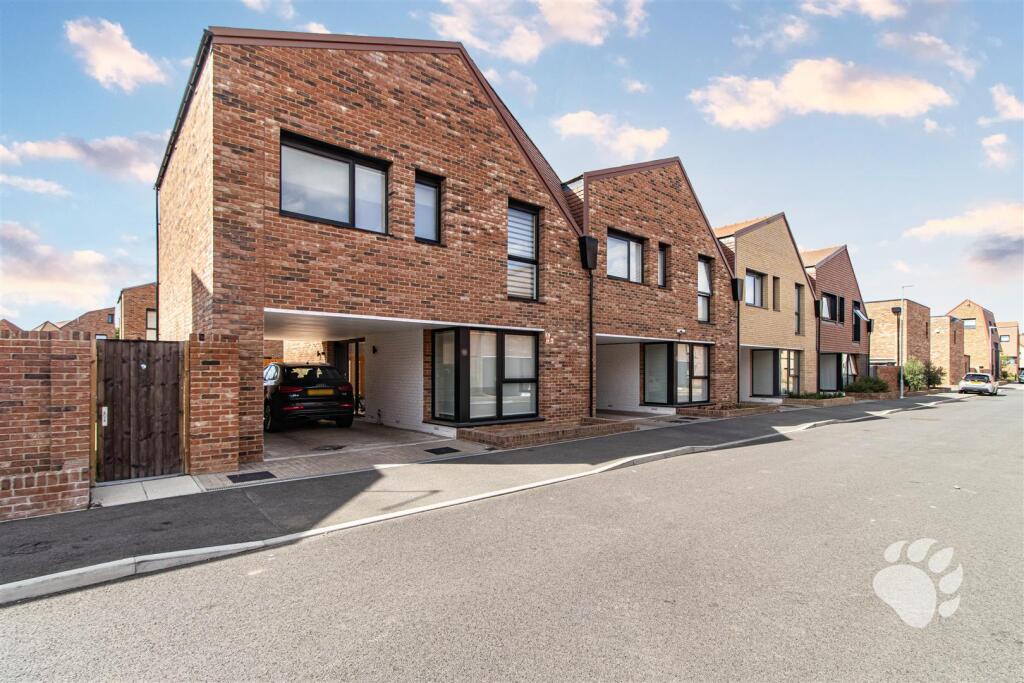 4 bedroom end of terrace house for sale in Caxton Way, Basildon, SS14