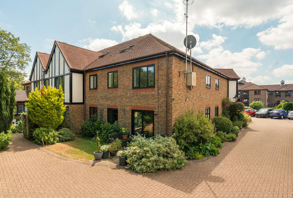 2 bedroom apartment for sale in Wray Park Road, Reigate, Surrey, RH2