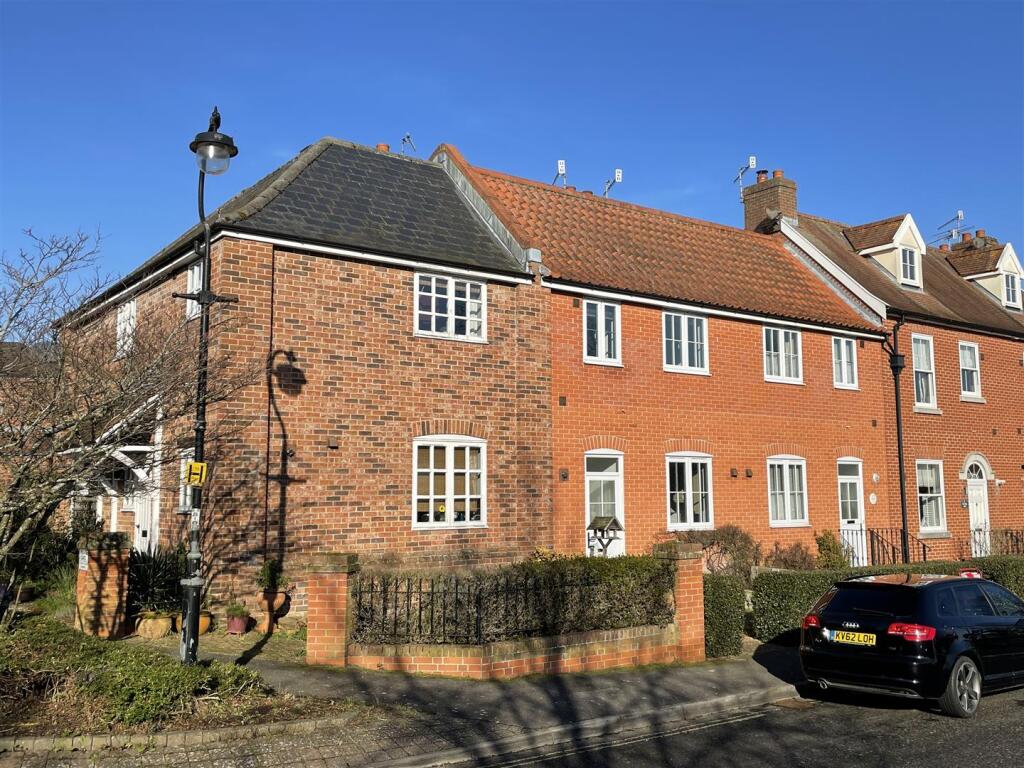 3 bedroom terraced house for sale in Jacobs Way, Woodbridge, IP12