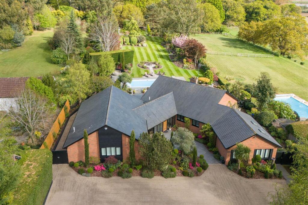 4 bedroom detached bungalow for sale in Woodbridge, IP12