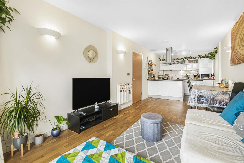 1 bedroom apartment for sale in Throwley Way, Sutton, SM1