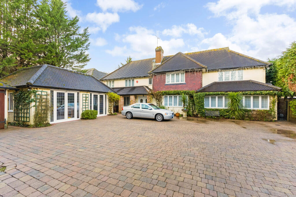 5 bedroom detached house for sale in Carbone Hill, Northaw, EN6