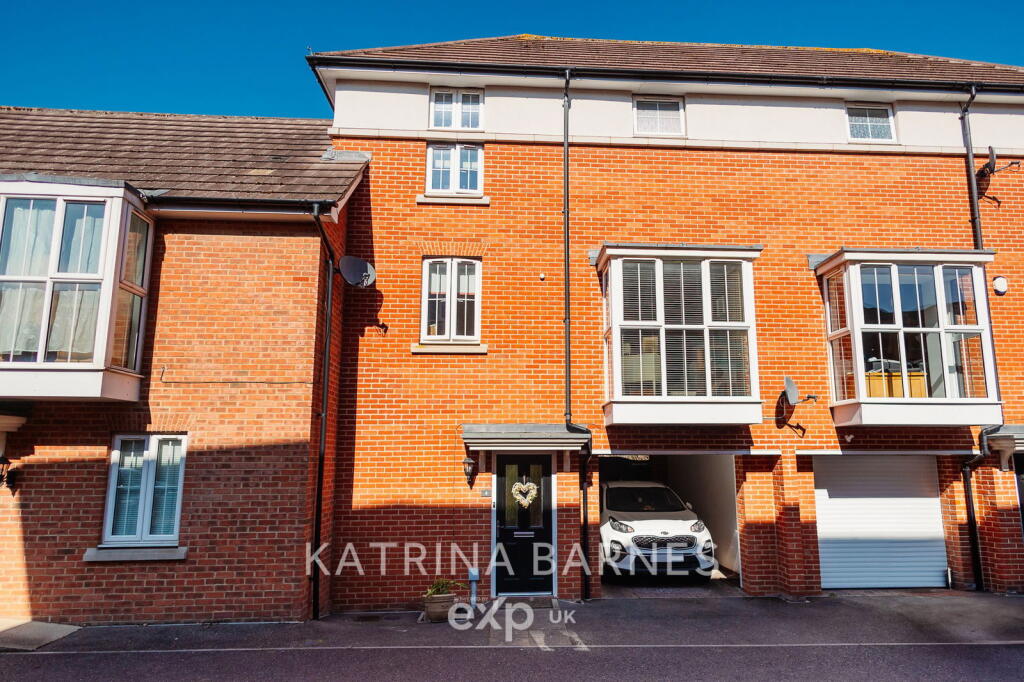 3 bedroom terraced house for sale in Ruby Link, Great Baddow, CM2