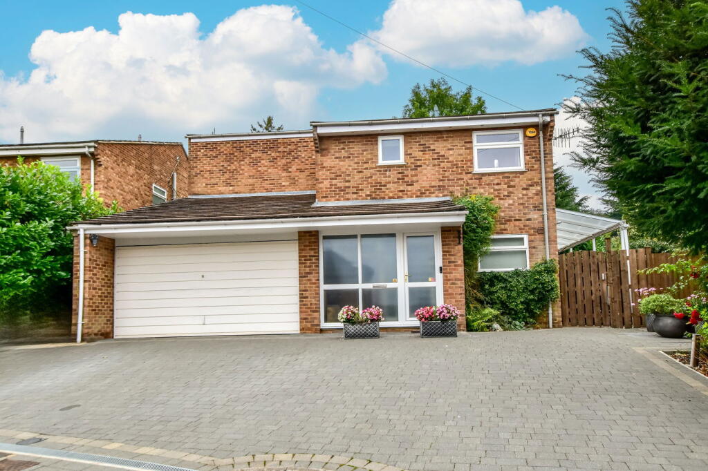 4 bedroom detached house for sale in The Glebe, Kings Langley, WD4 9HY, WD4