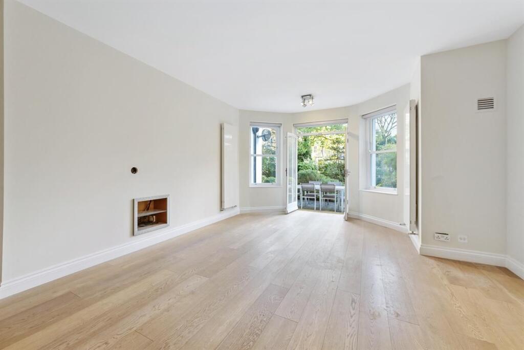 2 bedroom flat for sale in Ormonde Court, Belsize Grove, London NW3