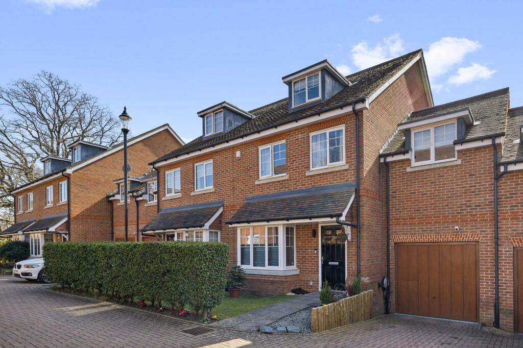 4 bedroom terraced house for sale in Beacon Rise, East Grinstead, RH19 ...