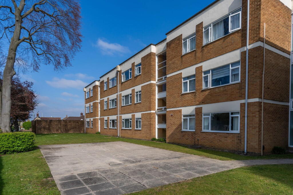 2 bedroom flat for sale in Hucclecote Road, Gloucester, GL3 3UA, GL3